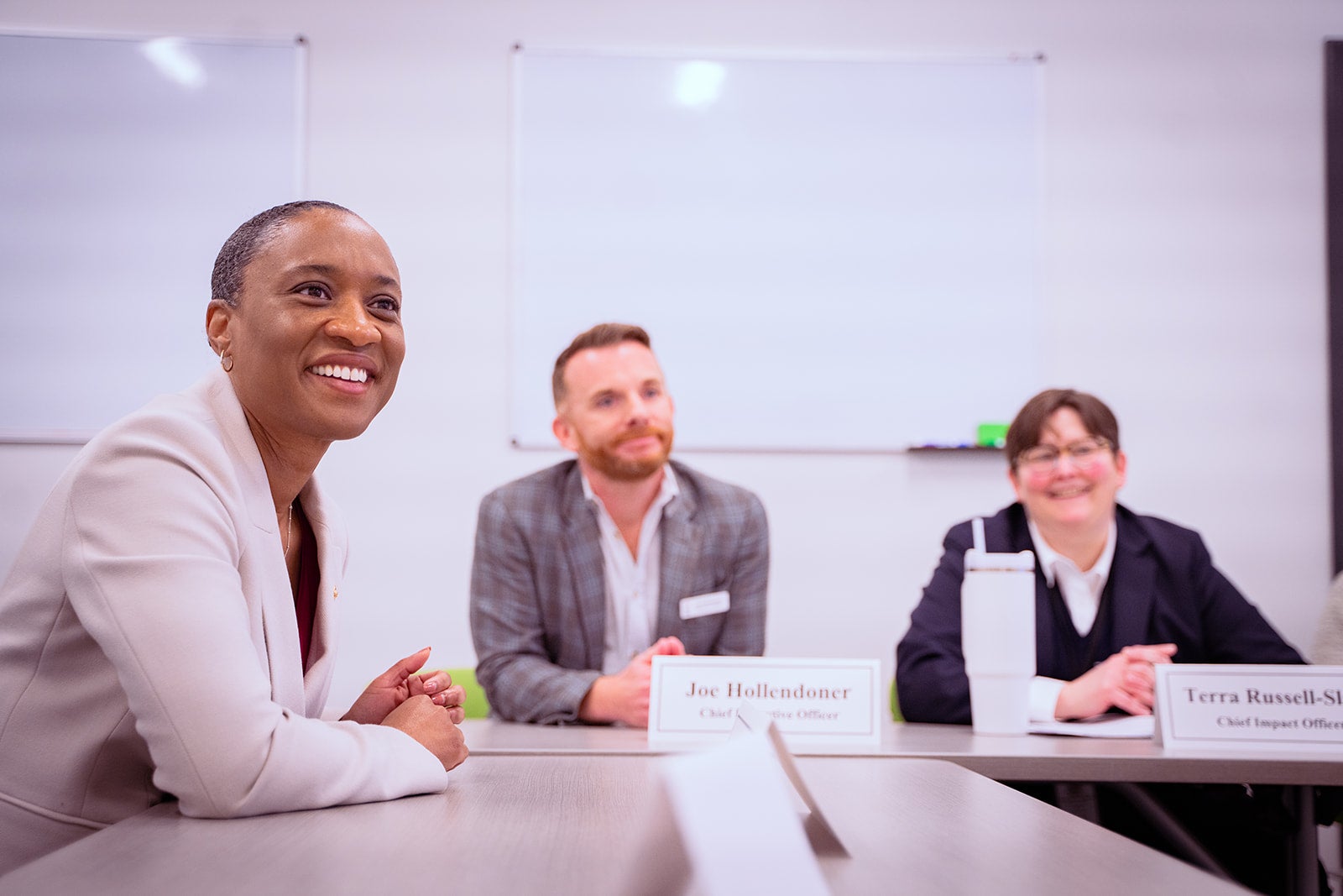 La senadora Laphonza Butler visita el Centro y aporta su punto de vista ...